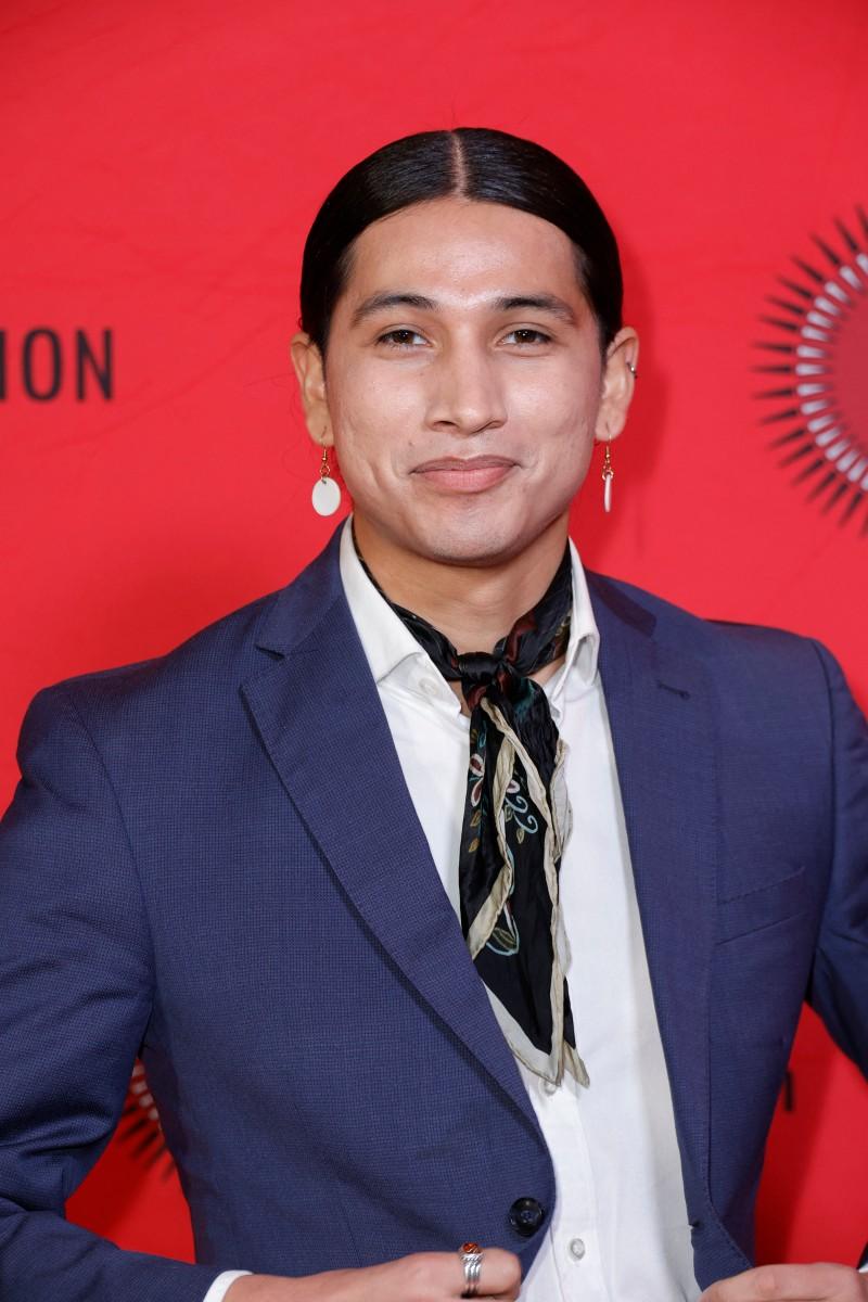 Muere a los 27 años el actor Cole Brings Plenty, de "Yellowstone"