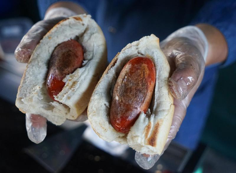 Experto resuelve debate sobre cómo se come el choripán | T13