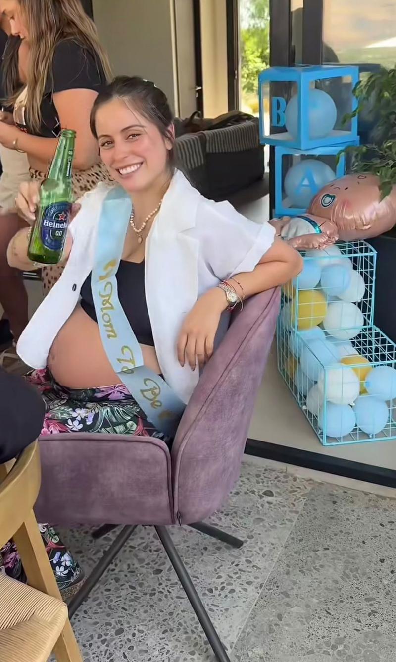 La polémica imagen de la pareja de Joaquín Méndez en su baby shower