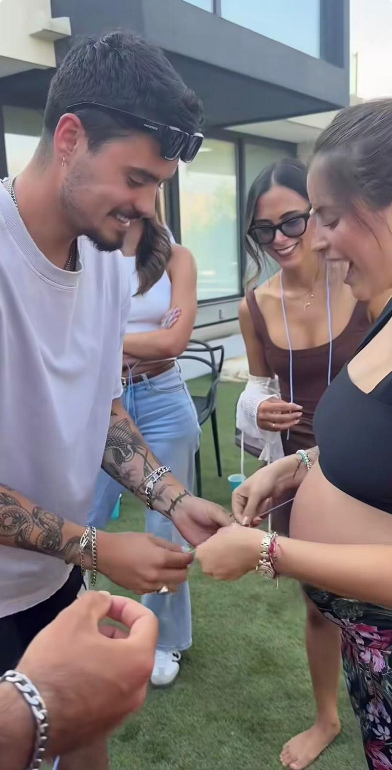 La polémica imagen de la pareja de Joaquín Méndez en su baby shower