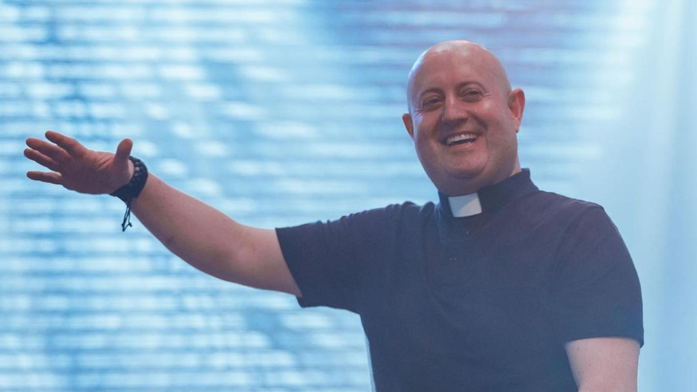 Quién es el Padre Guilherme, el "cura DJ" que se ha hecho viral | T13