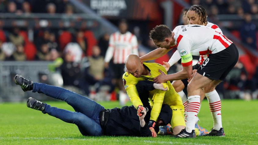 VIDEO | Hincha del PSV invade la cancha para agredir al arquero del Sevilla en la UEFA Europa ...