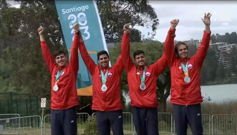 VIDEO| El equipo masculino de remo subió al podio para recibir una ...