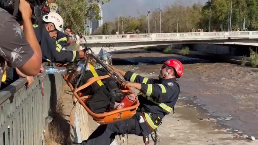 Mujer se lanzó al río Mapocho y hombre intentó salvarla